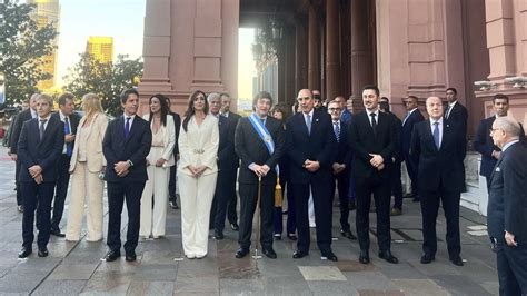 Milei redujo a nueve las carteras de Gobierno y tomó juramento a sus