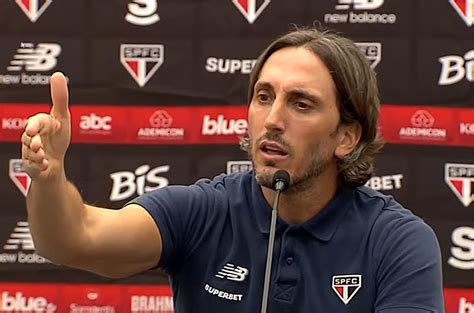 Vídeo Zubeldía fica enfurecido pergunta sobre arbitragem Metrópoles