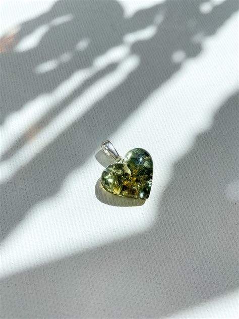 Zawieszka z bursztynu Krzyż amberheart
