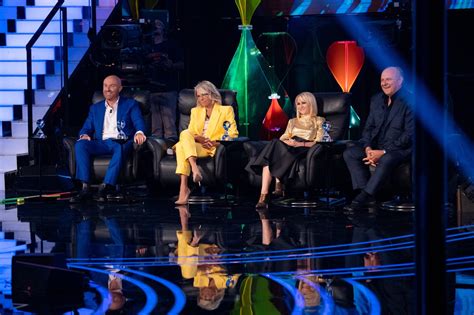 Maria De Filippi contro le mode di stagione a Tu Sì Que Vales si veste