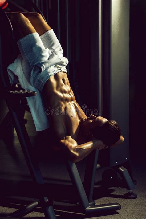 Treinamento Muscular Do Homem No Gym Imagem De Stock Imagem De Recuo