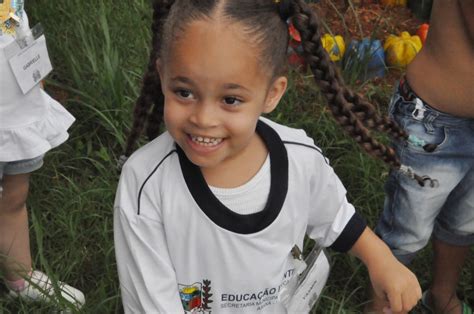 Prefeitura de Araxá entrega de kits e uniformes escolares nas unidades