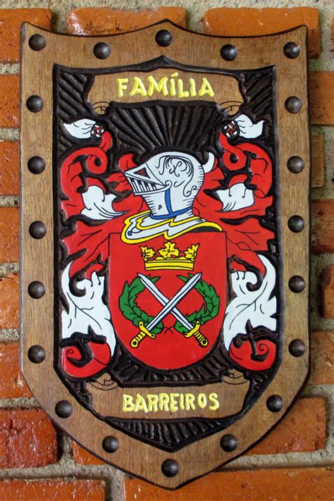 Brasão da família Barreiros entalhado em Madeira Pica pau Entalhes