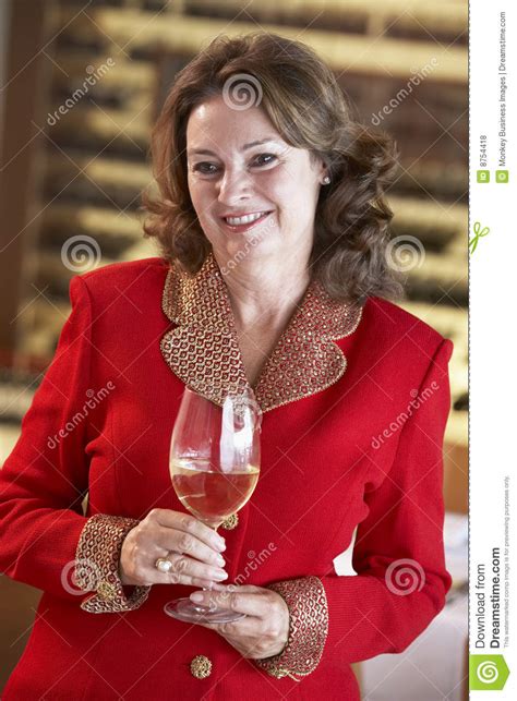 Mulher Que Come Um Vidro Do Vinho Em Uma Barra Foto De Stock Imagem
