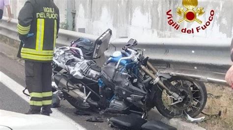 Tragico Incidente In Tangenziale Morto Un Motociclista Di 54 Anni La