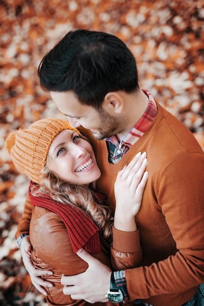 Pareja Joven De Enamorados Al Aire Libre Foto Premium