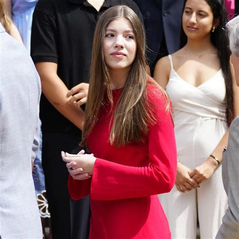 La infanta Sofía arrasa con un vestido rojo de Mango agotado y con