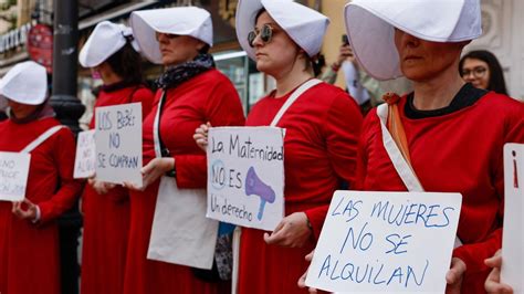 Un Centenar De Feministas Se Manifiestan En Madrid Contra La Gestaci N
