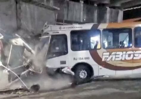 Nibus Bate Em Muro E Deixa Ao Menos Feridos Na Zona Norte Do Rio