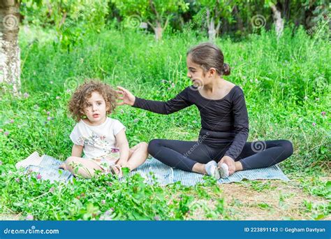 Linda Chica Ense Ando Yoga A Su Hermana Ni As Peque As Haciendo