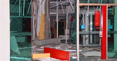 Criminosos explodem 2 agências bancárias em SP