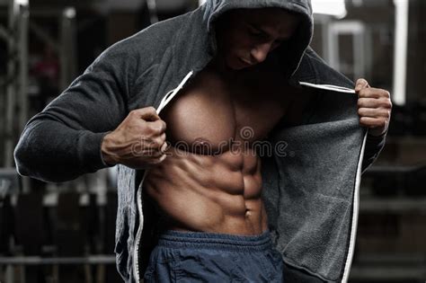 Homem Muscular Sexy Que Levanta No Gym Abdominal Dado Forma Abs
