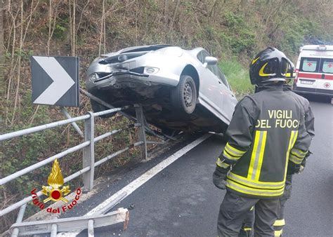 Varese Singolare Incidente Auto In Bilico Il Saronno
