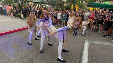 PHOTOS VIDEO Roaming M3GAN Horde Dance Routine At Halloween Horror