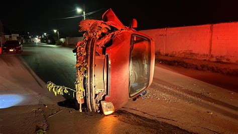Auto vuelca tras chocar con árbol de limones en la colonia Picasso