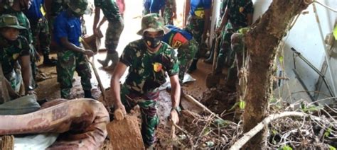 Prajurit TNI Bantu Korban Longsor Di Kampung Bintuni Papua