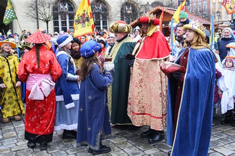 Orszak Trzech Króli na ulicach Wrocławia Deszcz i zimno ale było kol