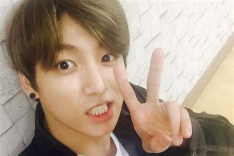 10 Potret Selfie Jadul Jungkook BTS Tanpa Makeup Gemas
