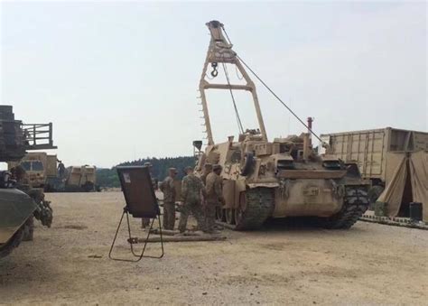 絕對的重體力勞動為M1A2主戰坦克更換履帶 每日頭條