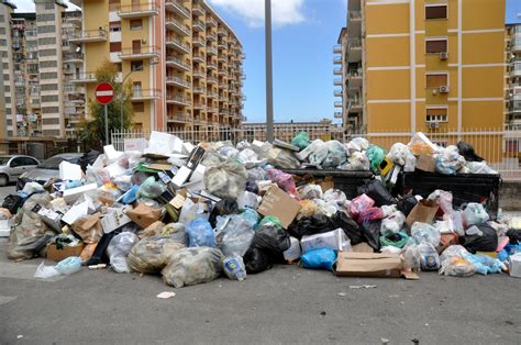Palermo E Le Strade Piene Di Spazzatura Incendiati I Cumuli Da Borgo