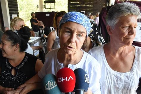 Ünlü oyuncu Fatma Girik annesiyle beraber oy kullandı Son Dakika Flaş