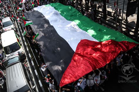 Massa Aksi Kibarkan Bendera Raksasa Palestina Jurnalposmedia