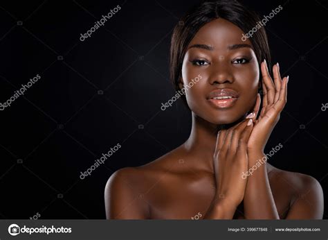 Africaine Américaine Nue Femme Avec Les Mains Près Visage Regardant
