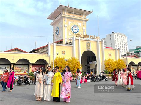 Cô hai cô ba Sài Gòn xúng xính áo dài chụp ảnh Tết ở chợ Bến Thành
