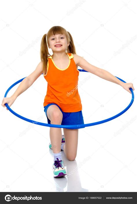Une Fille Gymnaste Effectue Un Exercice Avec Un Cerceau Image Libre De
