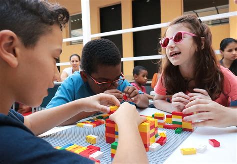 Lançado brinquedo que ensina crianças cegas a aprender Braille