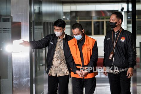 KPK Temukan Berbagai Dokumen Transaksi Keuangan Andhi Pramono Di Rumah