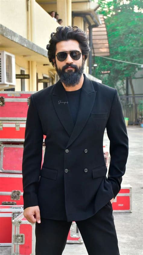 Pin by 𝙨𝙖𝙣𝙖𝙢 on Vicky Kaushal Classy outfits men Men fashion casual