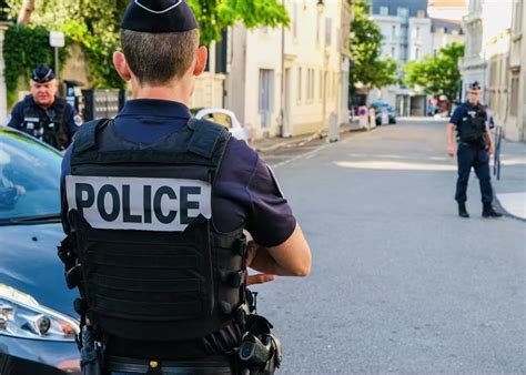 France Menac D Expulsion Un Guin En Se Blesse Gravement En Chutant
