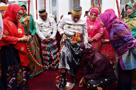 Pj Gubernur Sulsel Ikuti Ritual Adat Mappacekke Wanua Sebelum Perayaan