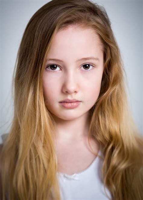 Fille Dadolescent Avec De Longs Cheveux Blonds Et Grands Yeux Sur Le Mur Blanc Image Stock