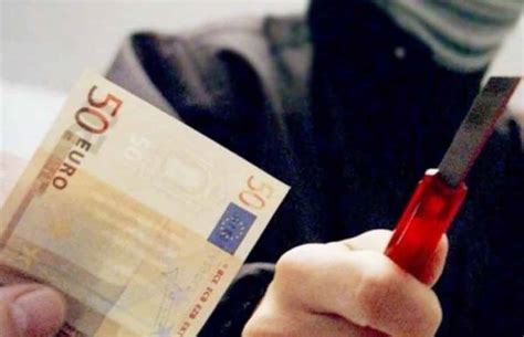 Rapina A Mano Armata In Una Tabaccheria Si Fa Consegnare I Soldi E