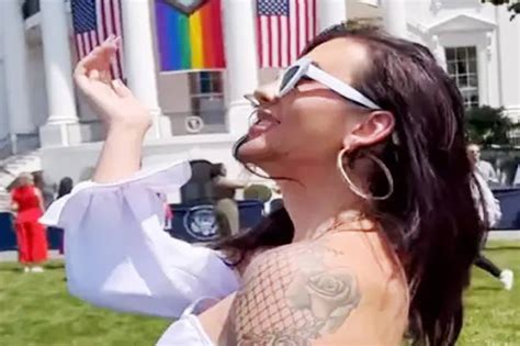 Topless Usai Bertemu Biden Di Gedung Putih Model Transgender Tuai Kecaman