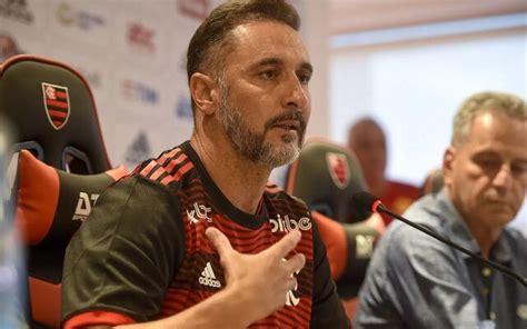 Mentiroso Vítor Pereira prometeu time ofensivo e agressivo em