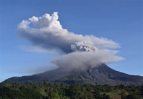 Indonesia S Sinabung Volcano Spews New Cloud Of Ash Daily Sabah