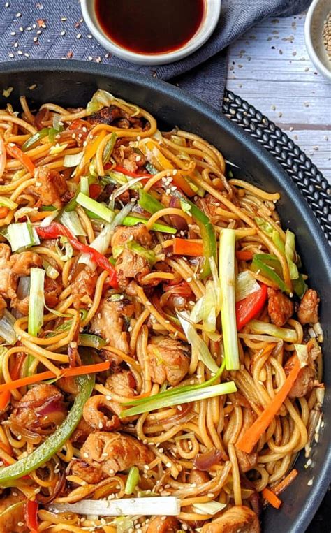 Hähnchen Chow Mein Asiapfanne mit Gemüse und gebratenen Nudeln