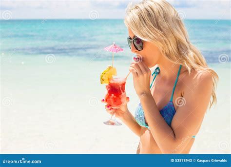 Cocktail Bebendo Da Mulher Na Praia Imagem De Stock Imagem De Morango
