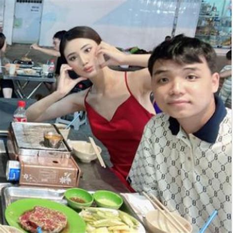 Bạn trai bằng tuổi của tân Hoa hậu Ý Nhi Gia thế kín tiếng tính cách