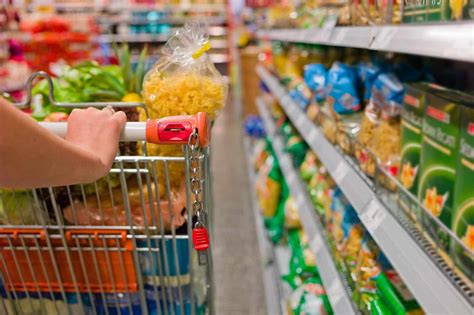 7 alimentos baratos e INDISPENSÁVEIS em sua lista de compras