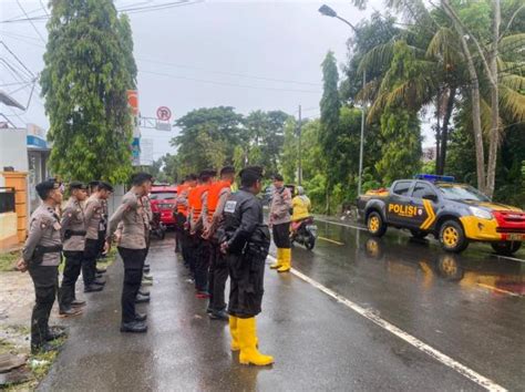 Personel Polres Polman Dikerahkan Untuk Back Up Dan Evakuasi Warga