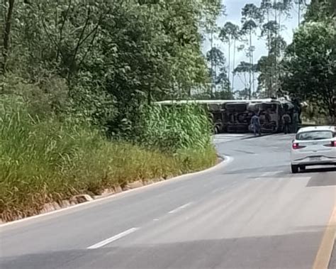 Itabirito Serra da Santa caminhão tomba deixa motorista ferido e