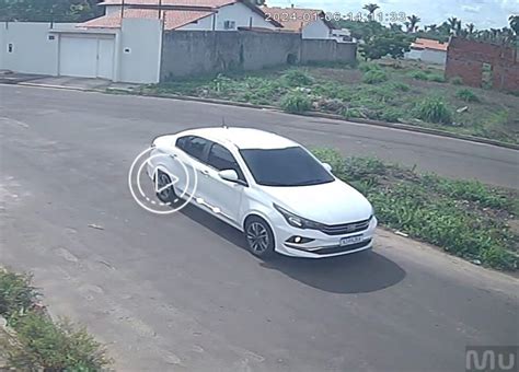 Bandidos Em Carro Branco Arrombam Outro Ve Culo E Furtam Pertences De