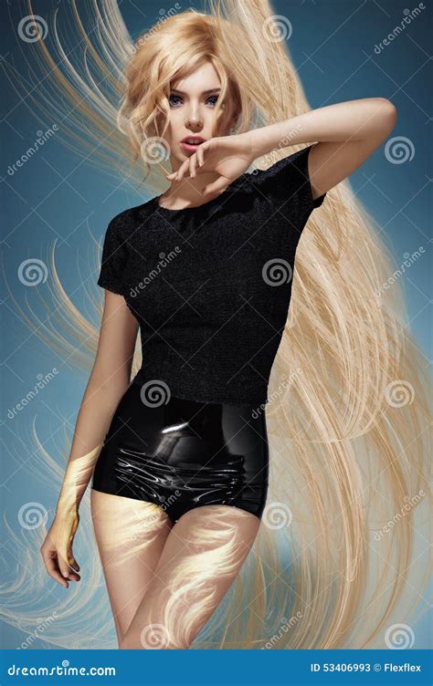 Blondynka Model W Czarnej Bluzce I Lateks Skrótach Obraz Stock Obraz