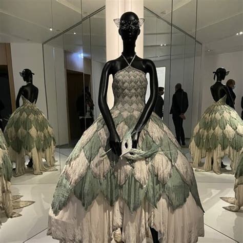 Cofrad Restaure Les Mannequins De La Galerie Dior
