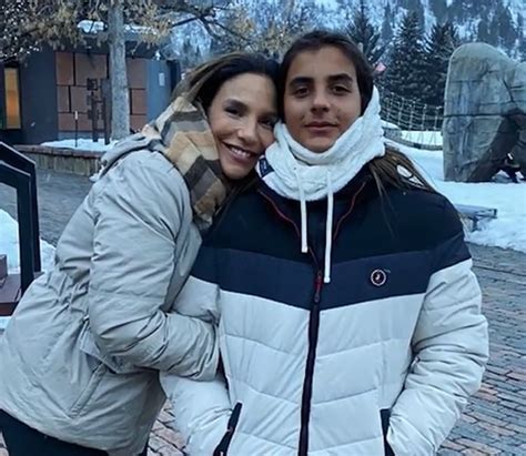 Filho de Ivete Sangalo mostra braço musculoso em academia e fãs brincam