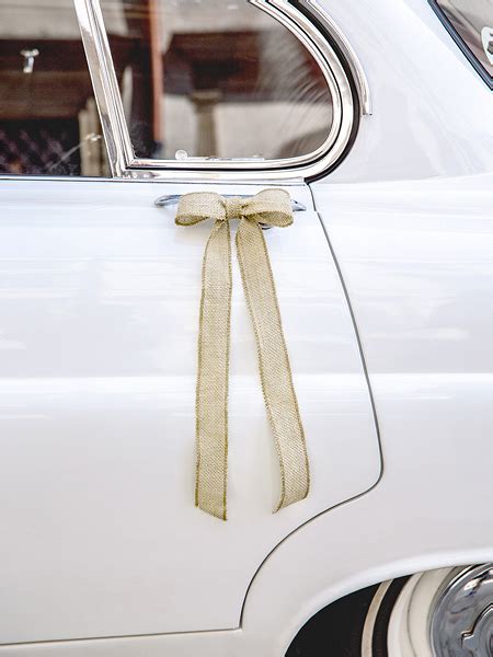 Kit voiture de mariage marron nœuds de jute et couronne Zankyou